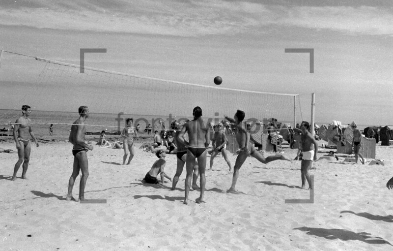 Badespaß am Strand | Young persons at the beach Photo